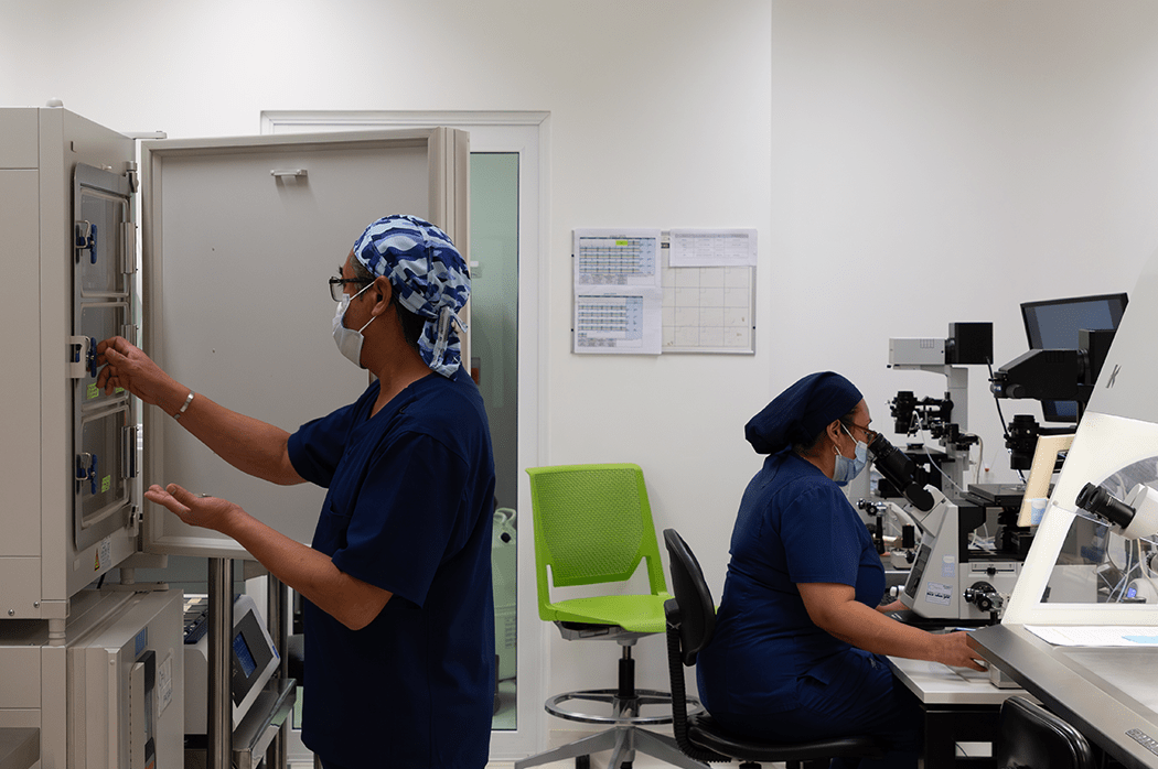 ¿Cuál es la labor de un embriólogo? | Advanced Fertility Center